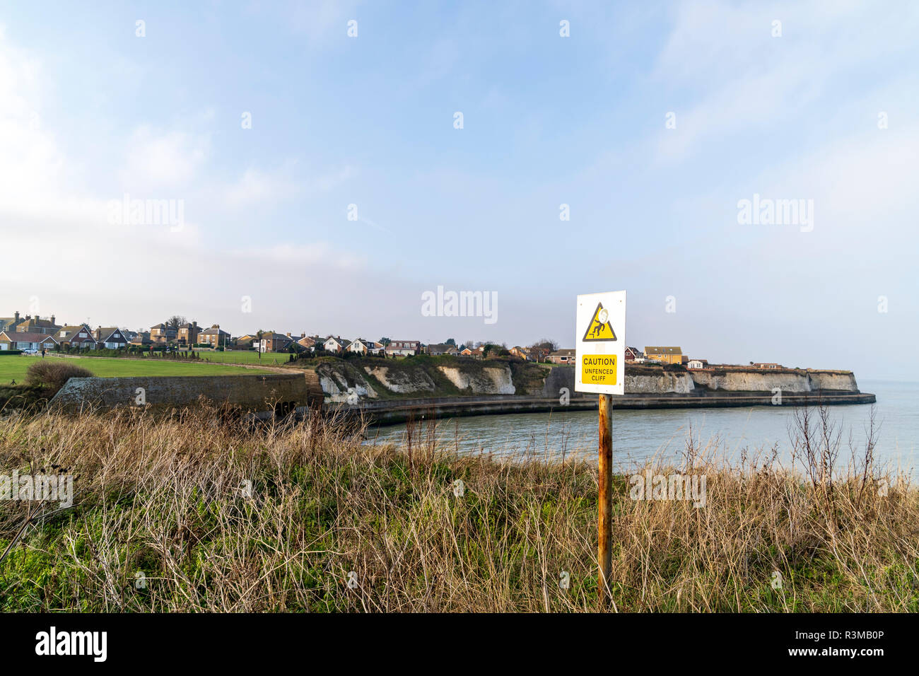 Unfenced cliff warning sign hi-res stock photography and images - Alamy
