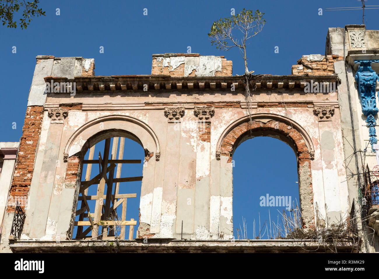 Crumbling building hi-res stock photography and images - Alamy