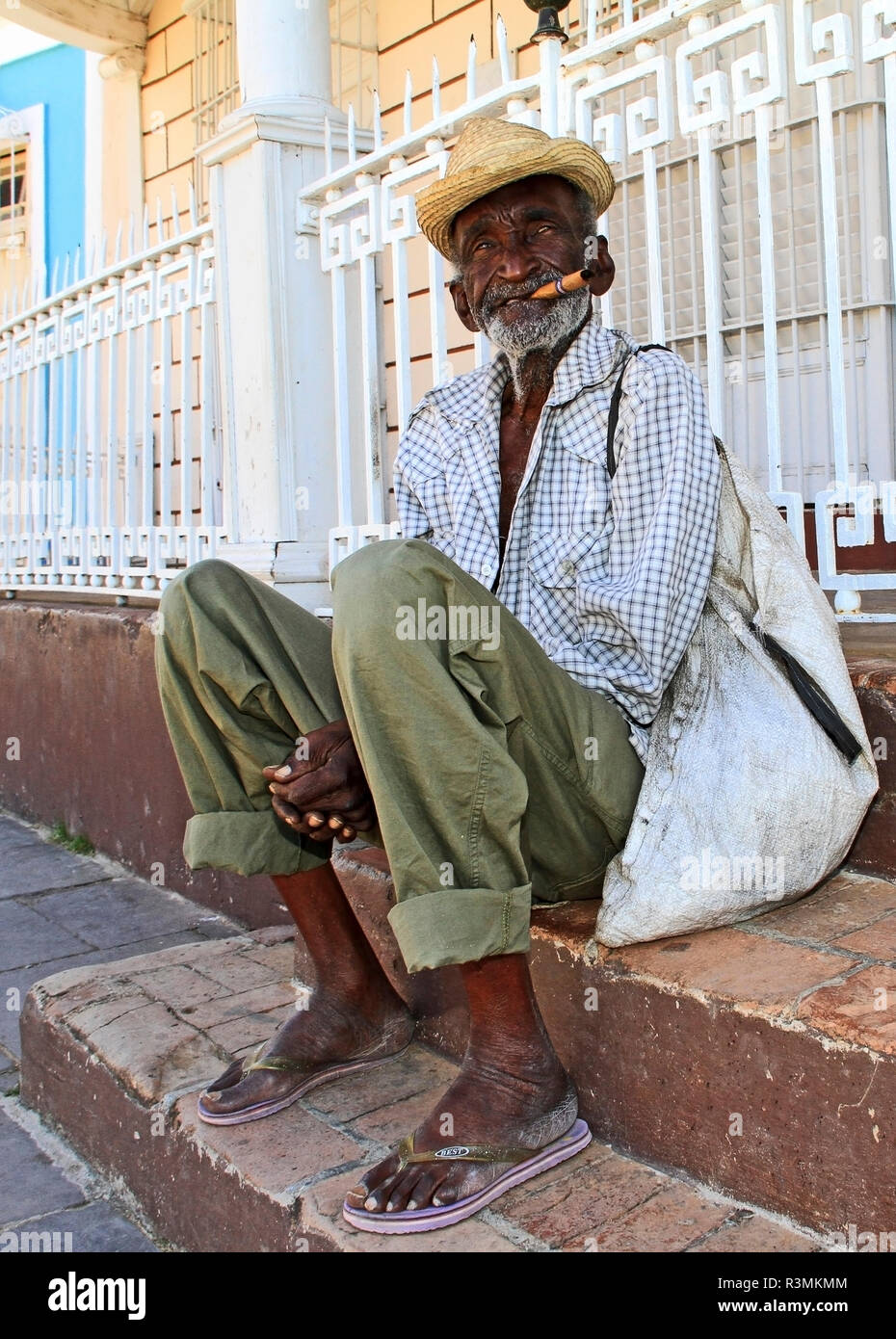 Cuban man smoking hi-res stock photography and images - Alamy