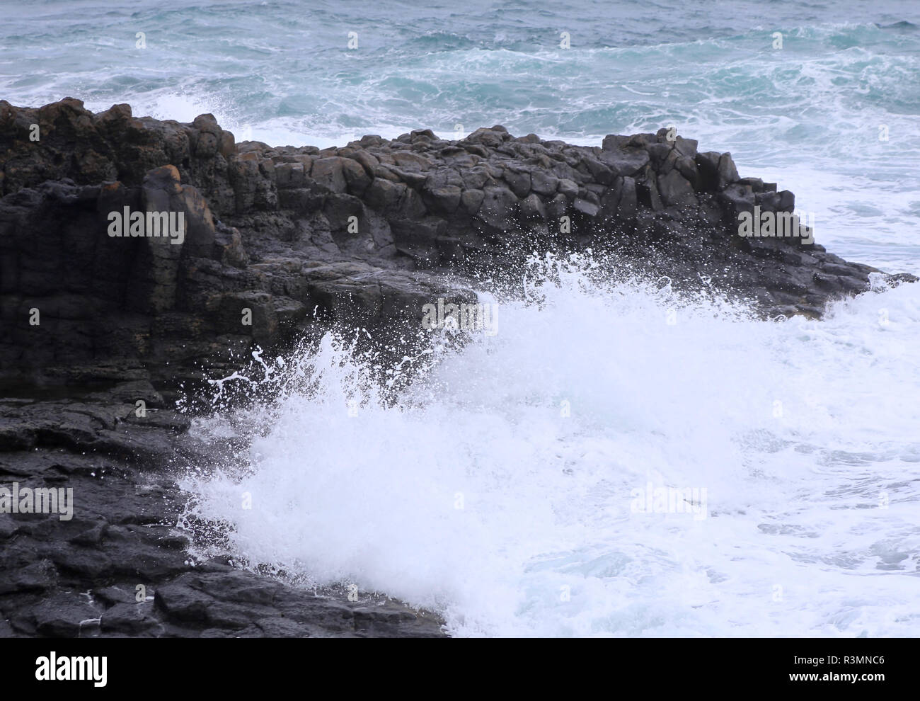 Ocean waves hitting rocks hi-res stock photography and images - Alamy