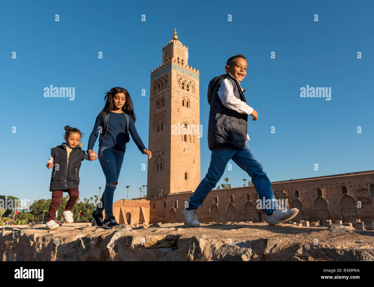 Children play outside hi-res stock photography and images - Alamy