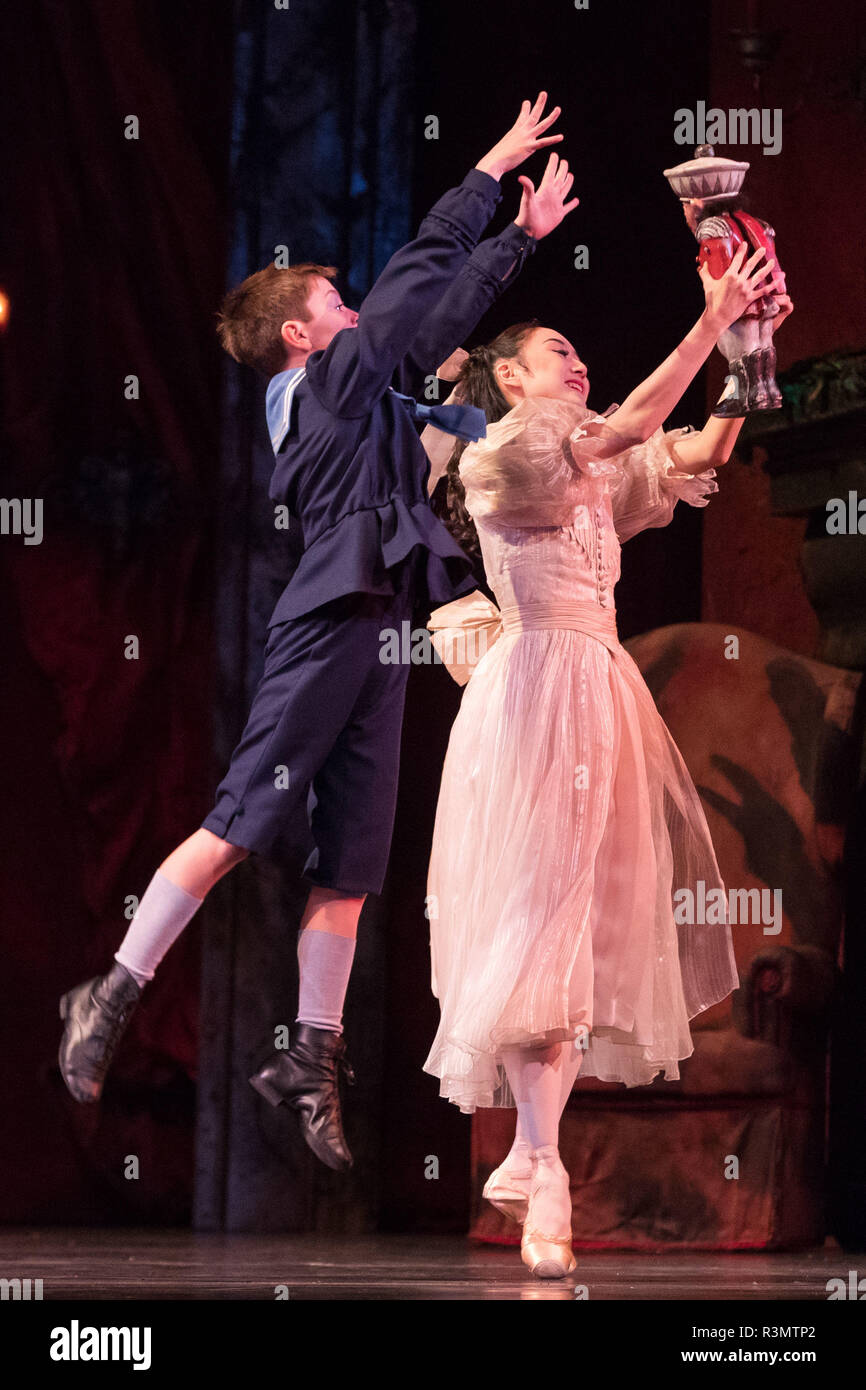 Birmingham royal ballets production hi-res stock photography and images ...