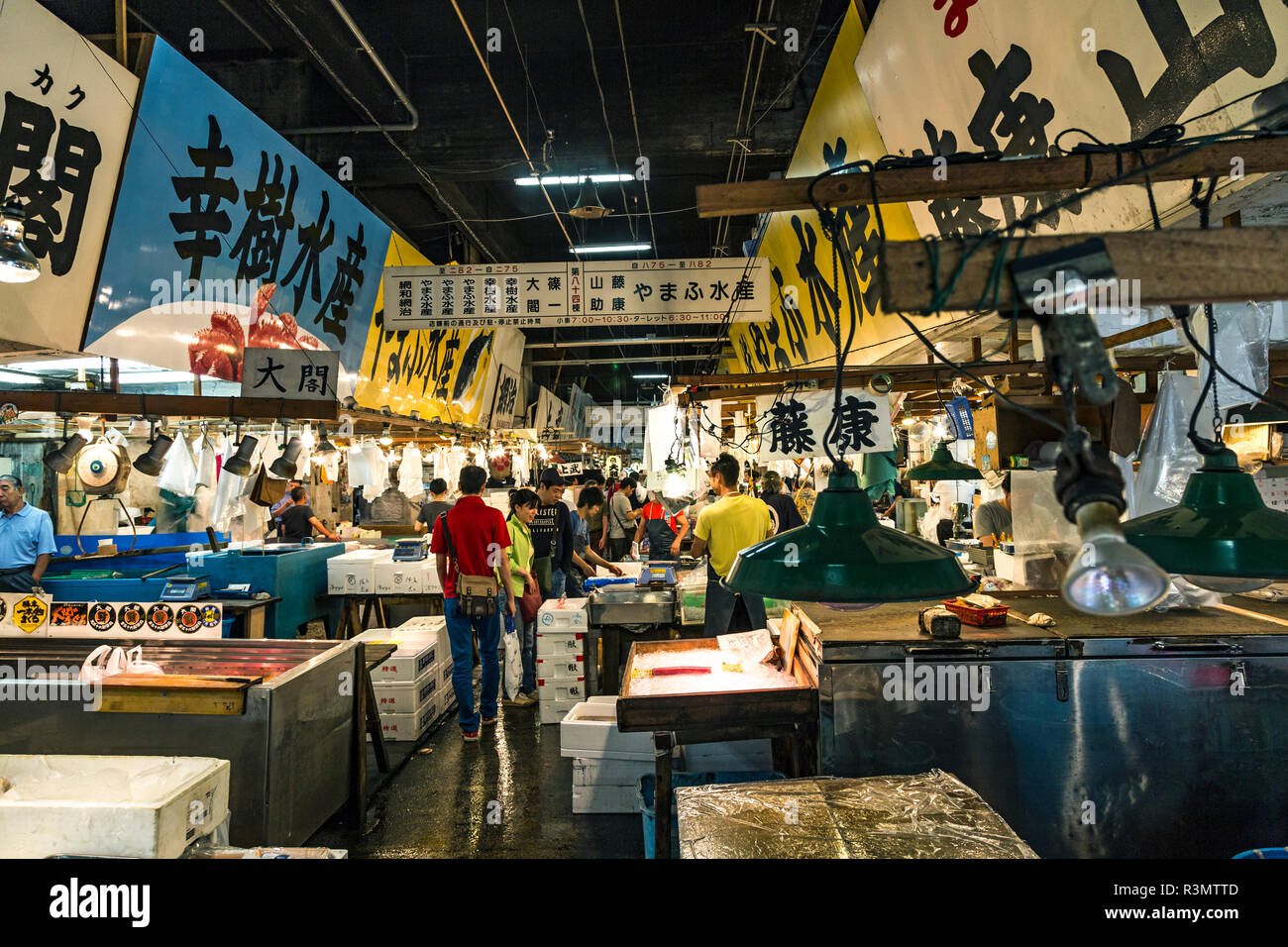 Tokyo, Japan. Fish mongers buy, prepare, and sell seafood at Tsukiji ...