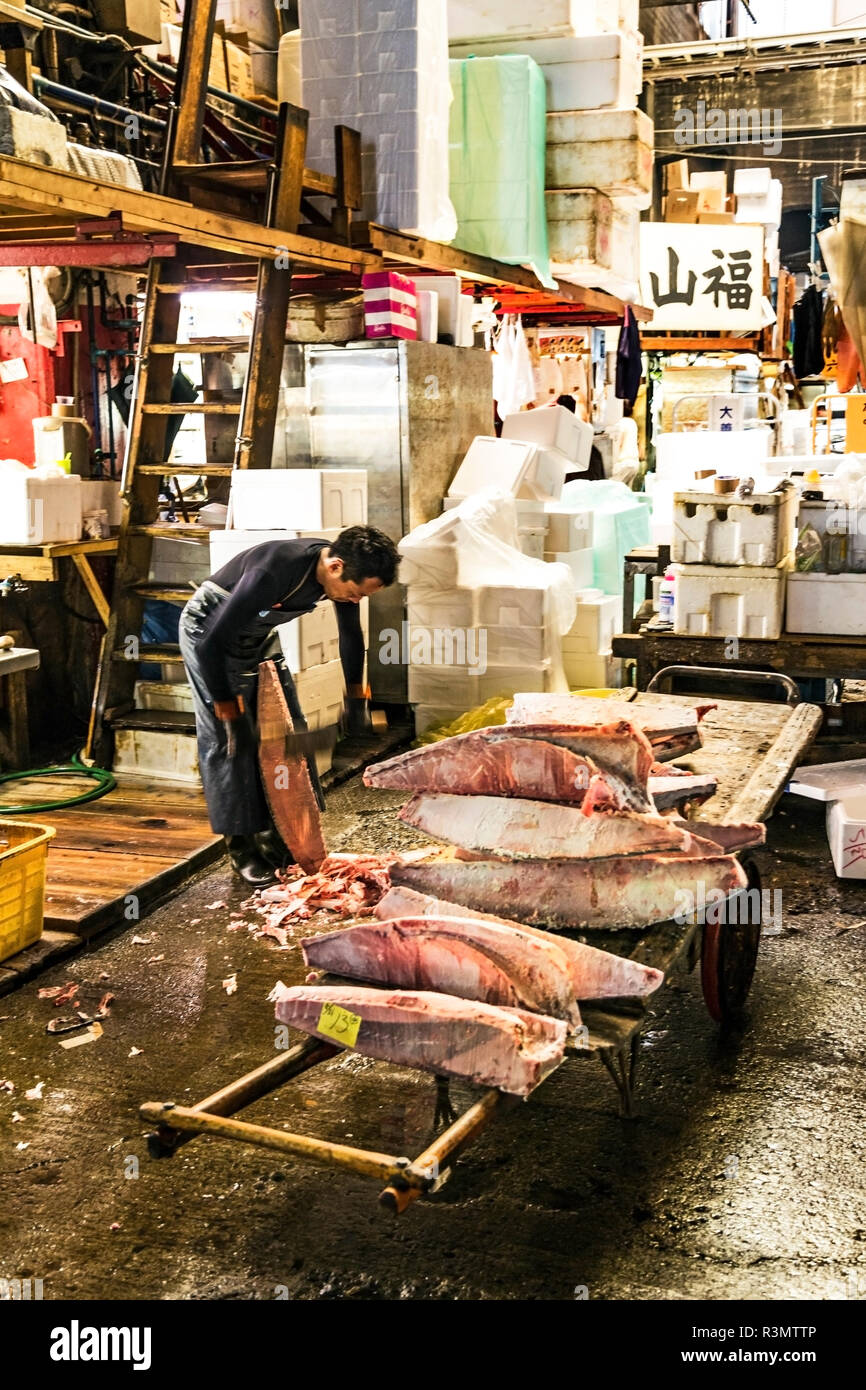 Tsukiji fish market fish monger hi-res stock photography and images - Alamy