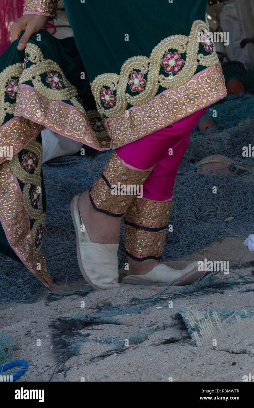 Arab woman in traditional and colorful dress. Qantab Fishing Village ...