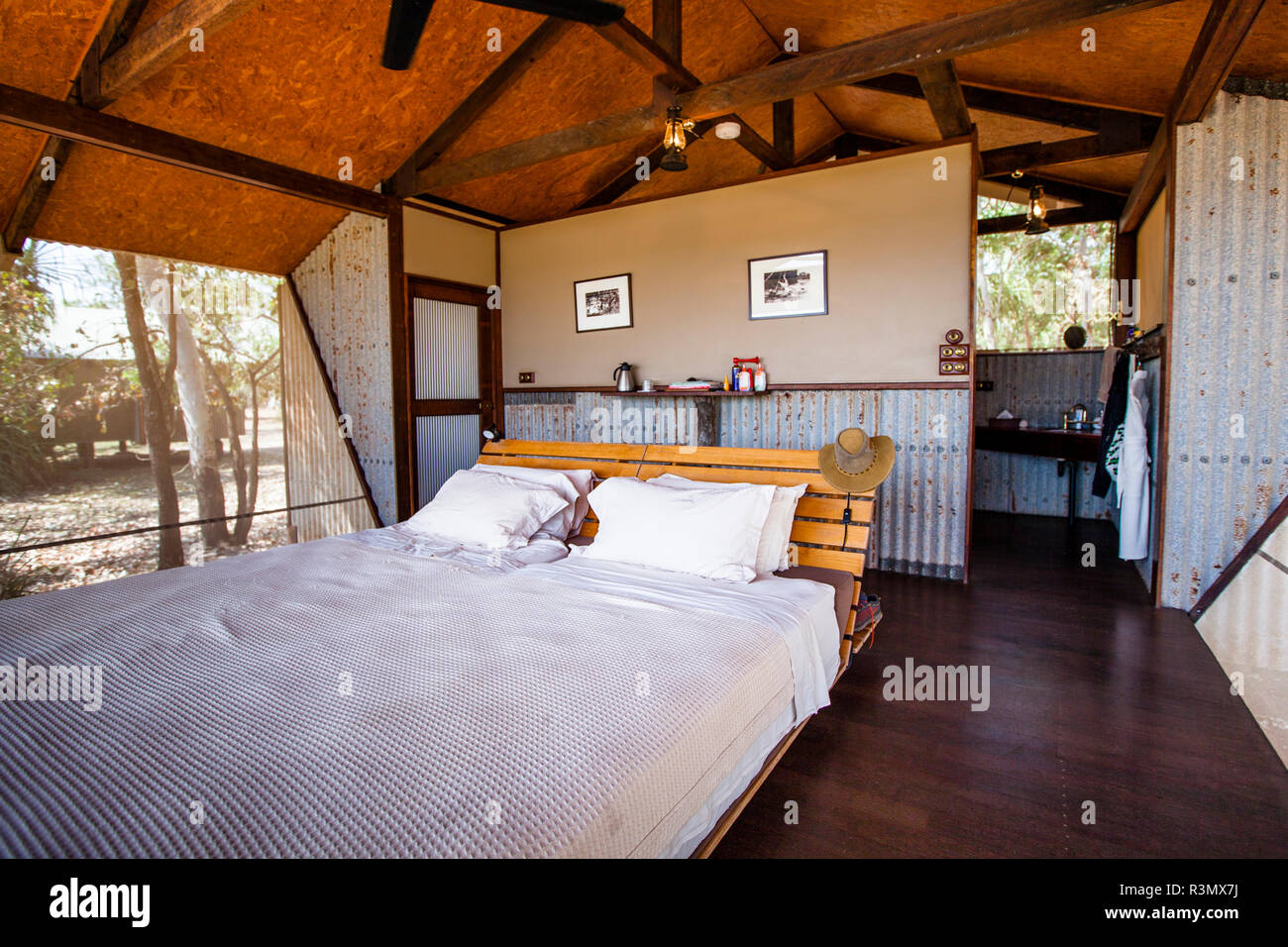 Australian outback hotel room bed hi-res stock photography and images ...