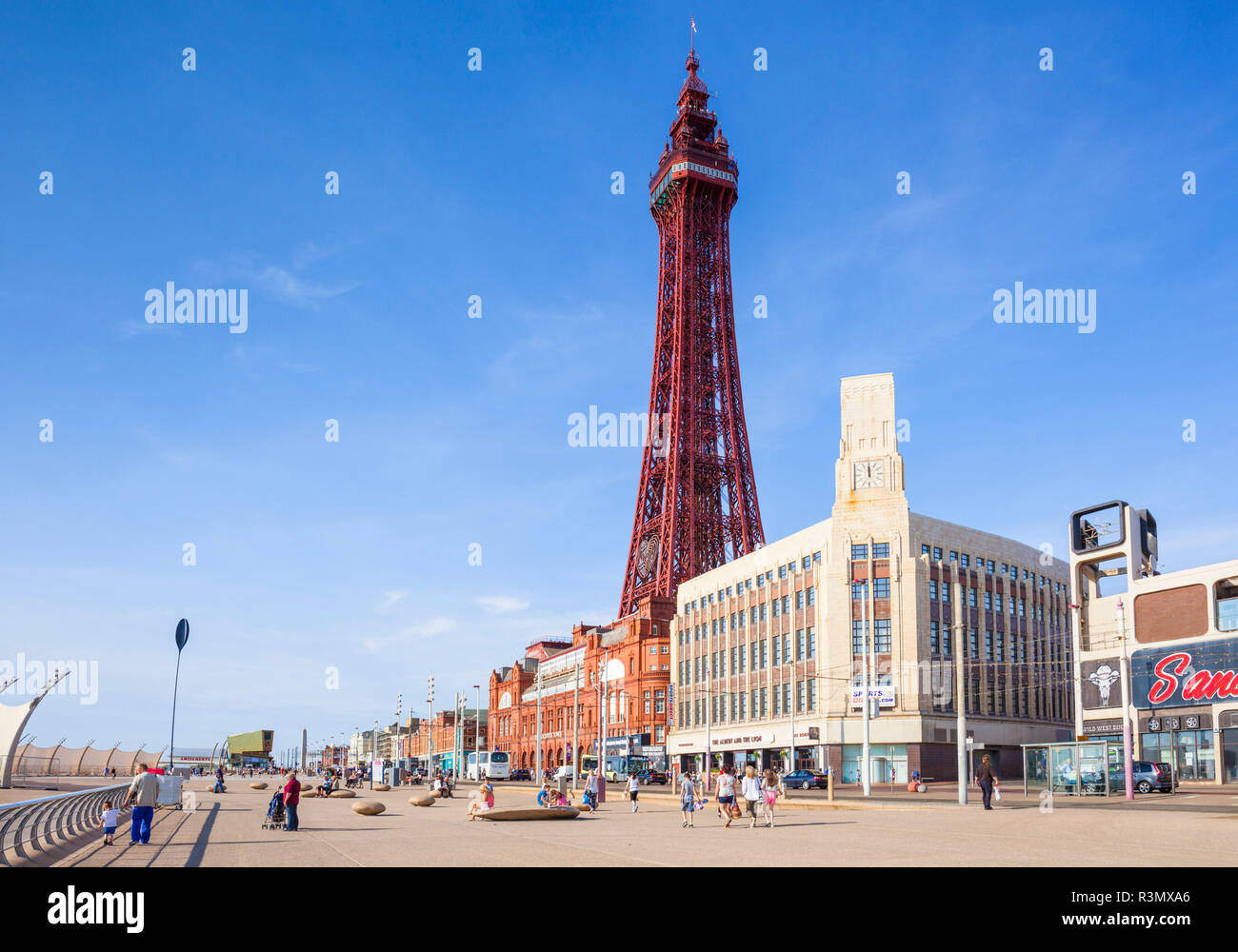 Blackpool tower and promenade with holidaymakers walking along the ...