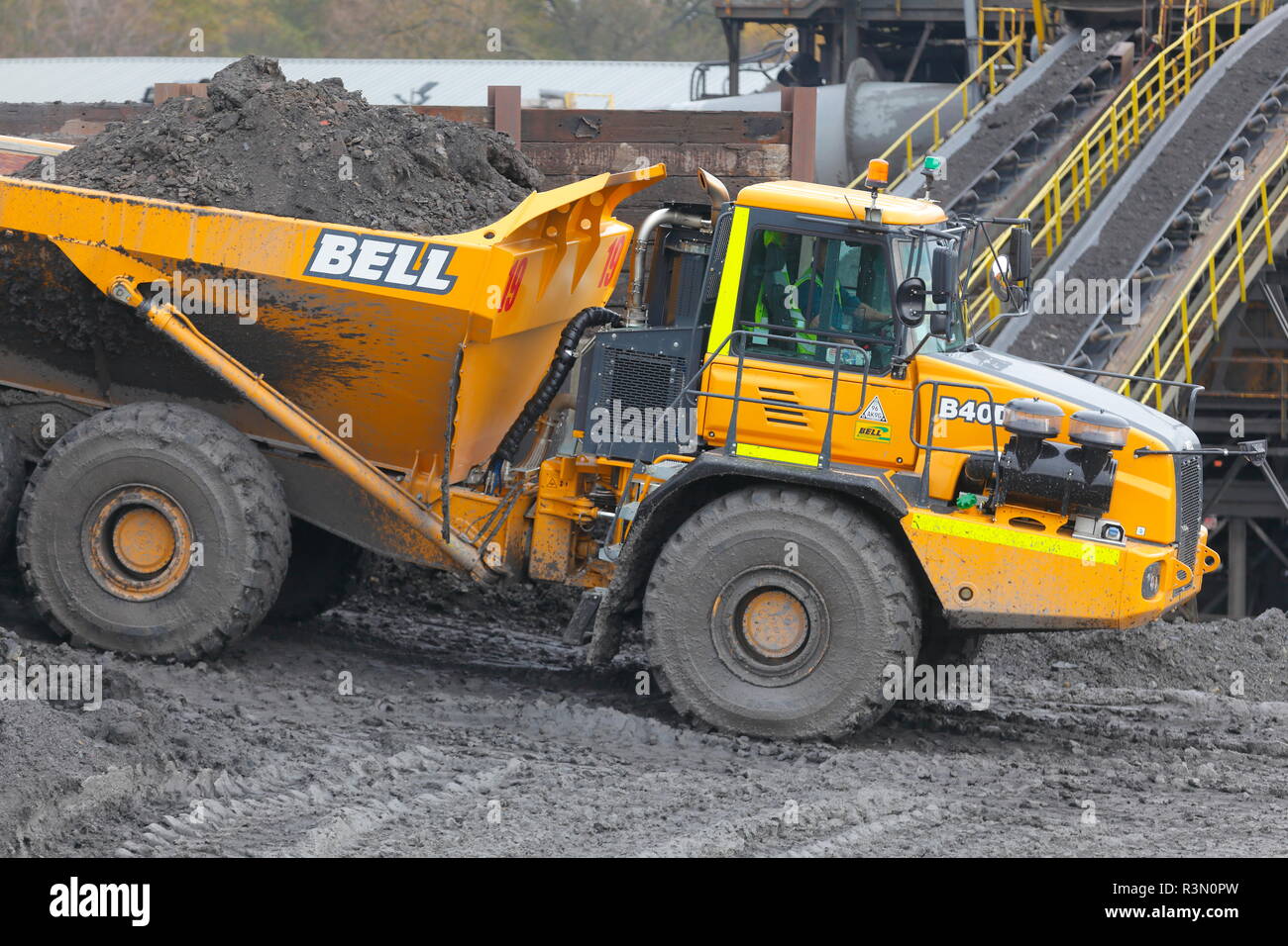 Bell articulated dump truck hi-res stock photography and images - Alamy
