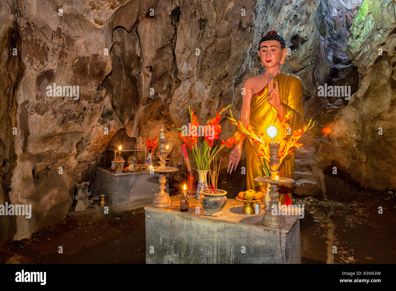 Van thong cave hi-res stock photography and images - Alamy