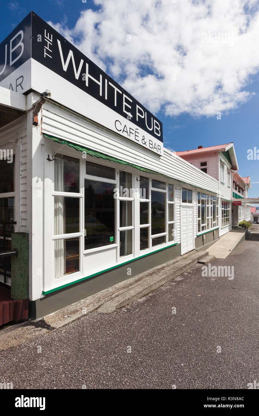 White pub hi-res stock photography and images - Alamy