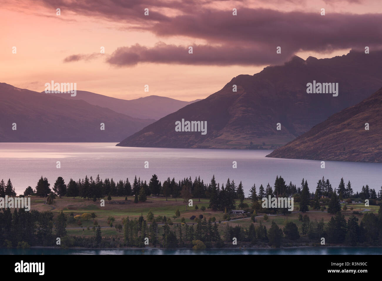 Remarkable mountains queenstown new zealand hi-res stock photography ...