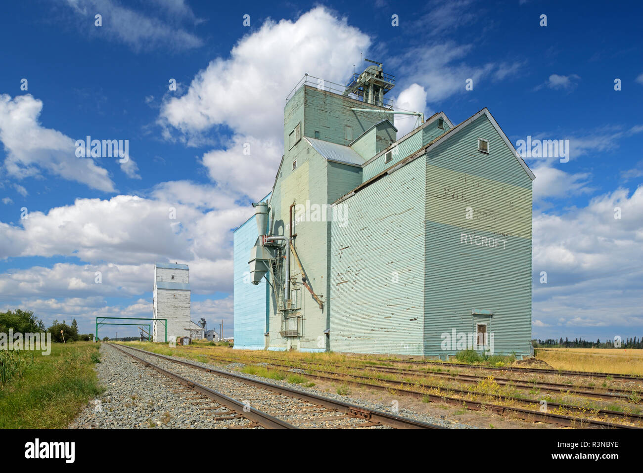 Canada, Alberta, Rycroft. Grain elevators next to railroad tracks Stock Photo - Alamy