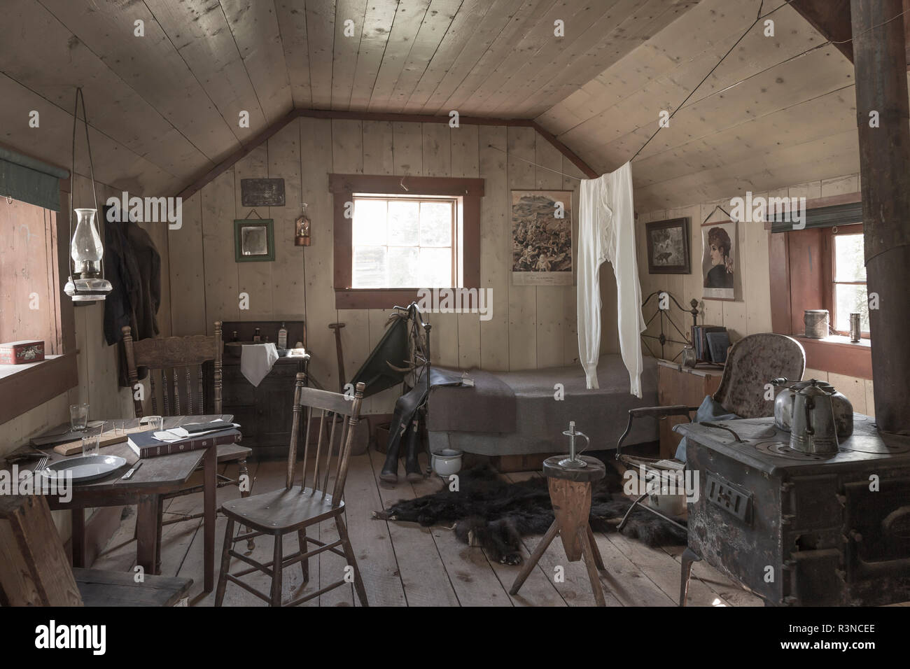Cabin interior pioneer hi-res stock photography and images - Alamy