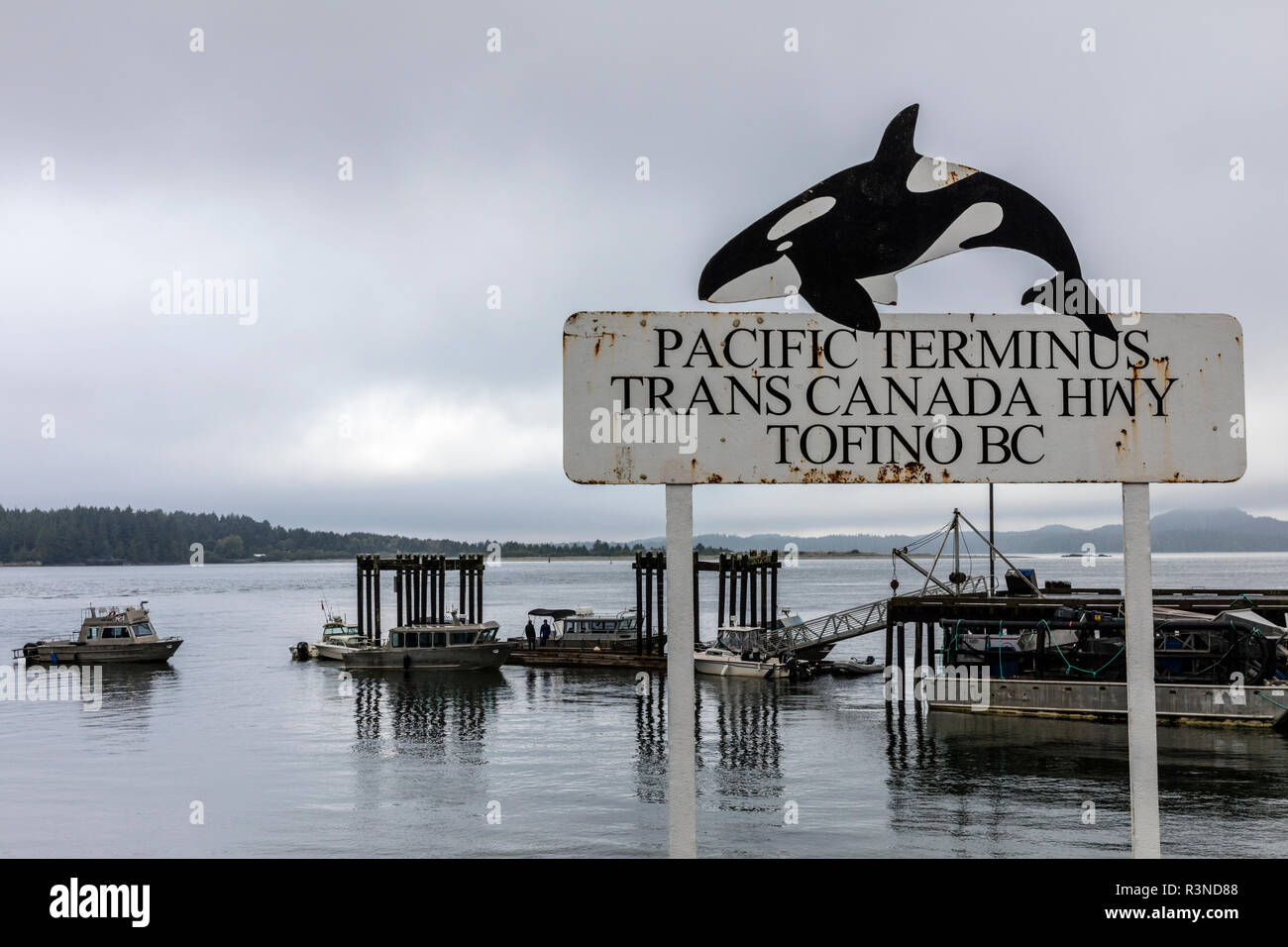 Highway sign british columbia hi-res stock photography and images - Alamy