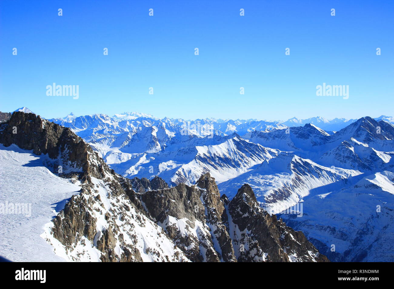 Snow covered peaks alps hi-res stock photography and images - Alamy