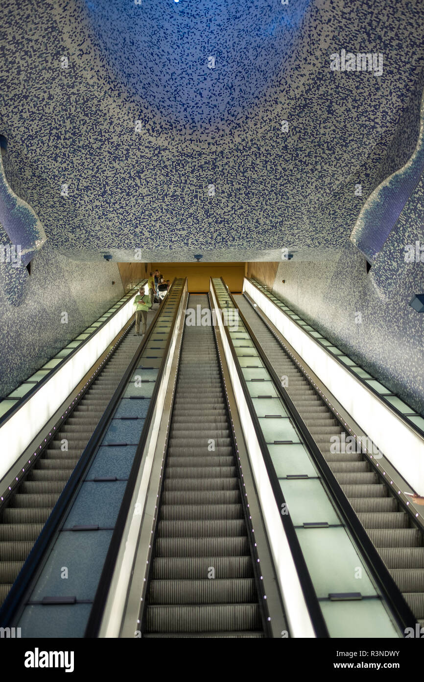 Toledo Metro Station designed by architectural firm Oscar Tunquets ...