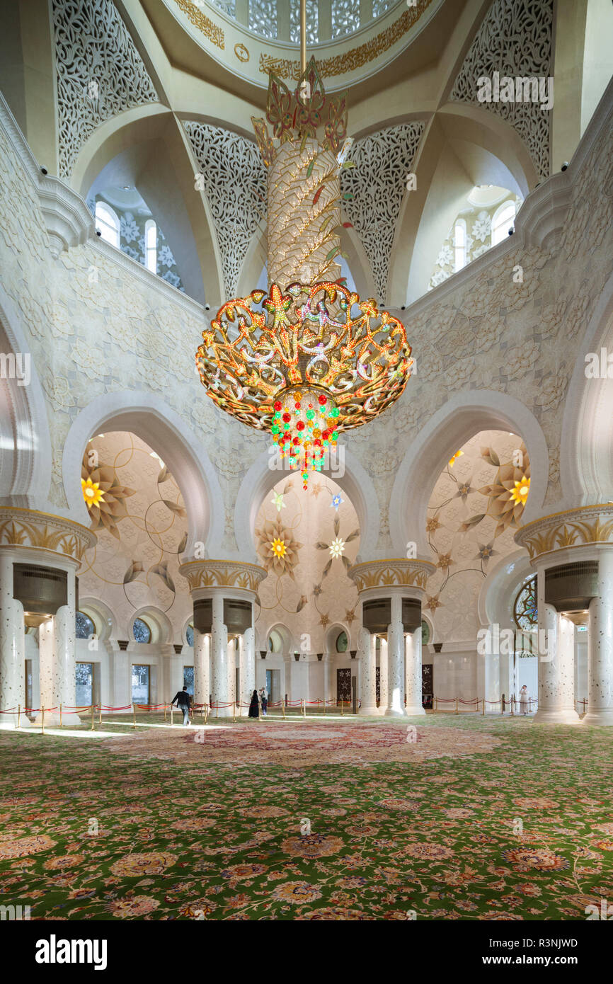 UAE, Abu Dhabi. Sheikh Zayed bin Sultan Mosque, interior Stock Photo ...