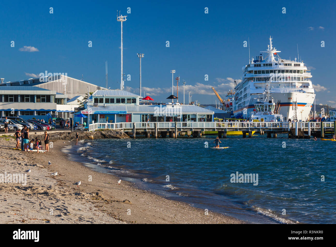 New Zealand, North Island, Mt. Manganui. Portside cruise ship Stock ...