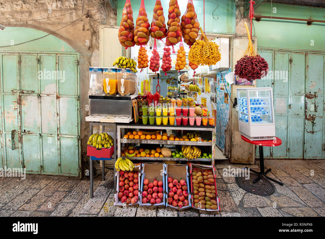 Fruit juice stall display hi-res stock photography and images - Alamy