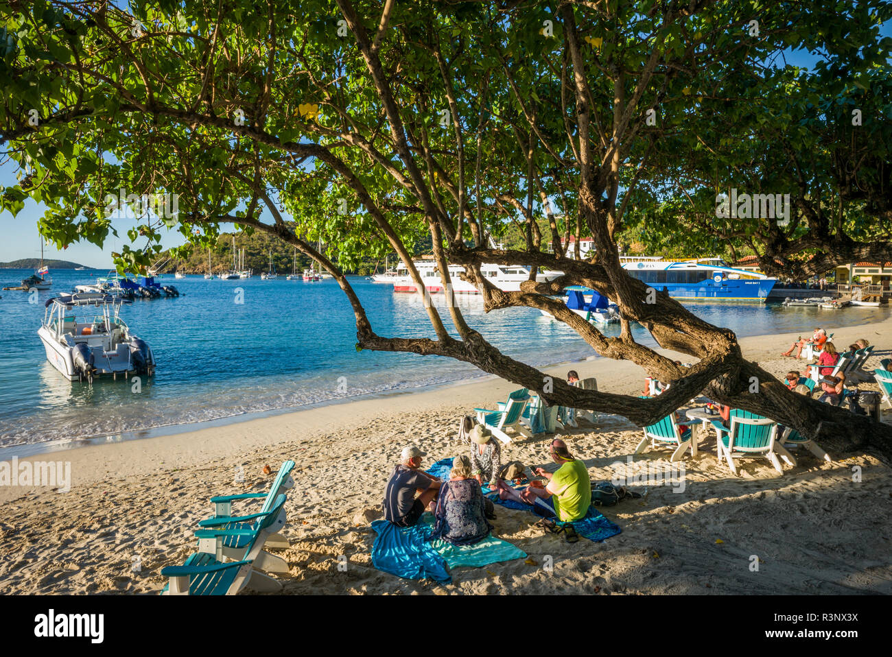 Cruz bay beach with people hi-res stock photography and images - Alamy