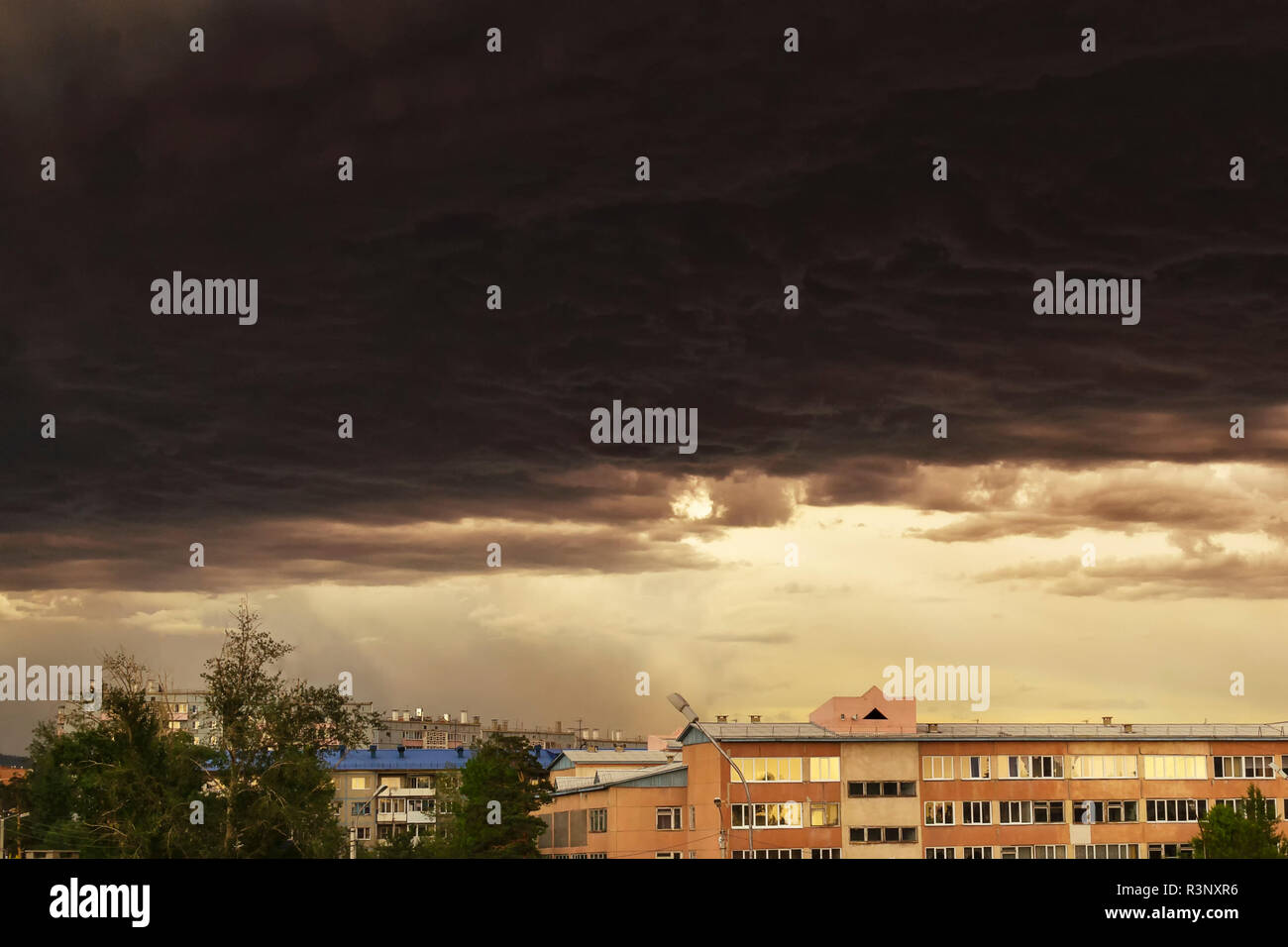 Looming over buildings hi-res stock photography and images - Alamy