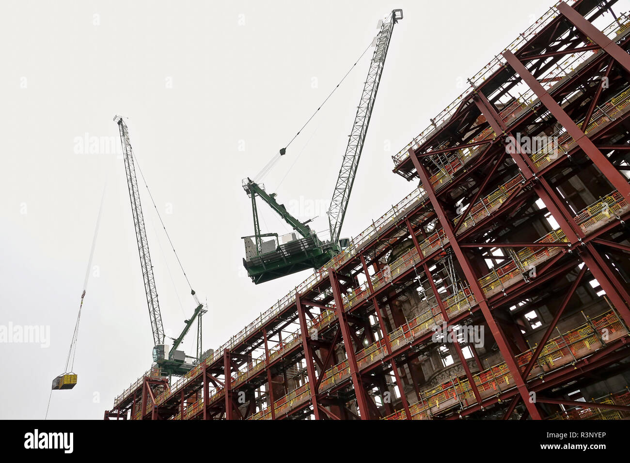 22nd November, 2018 London, UK Construction work, cranes and scaffold ...