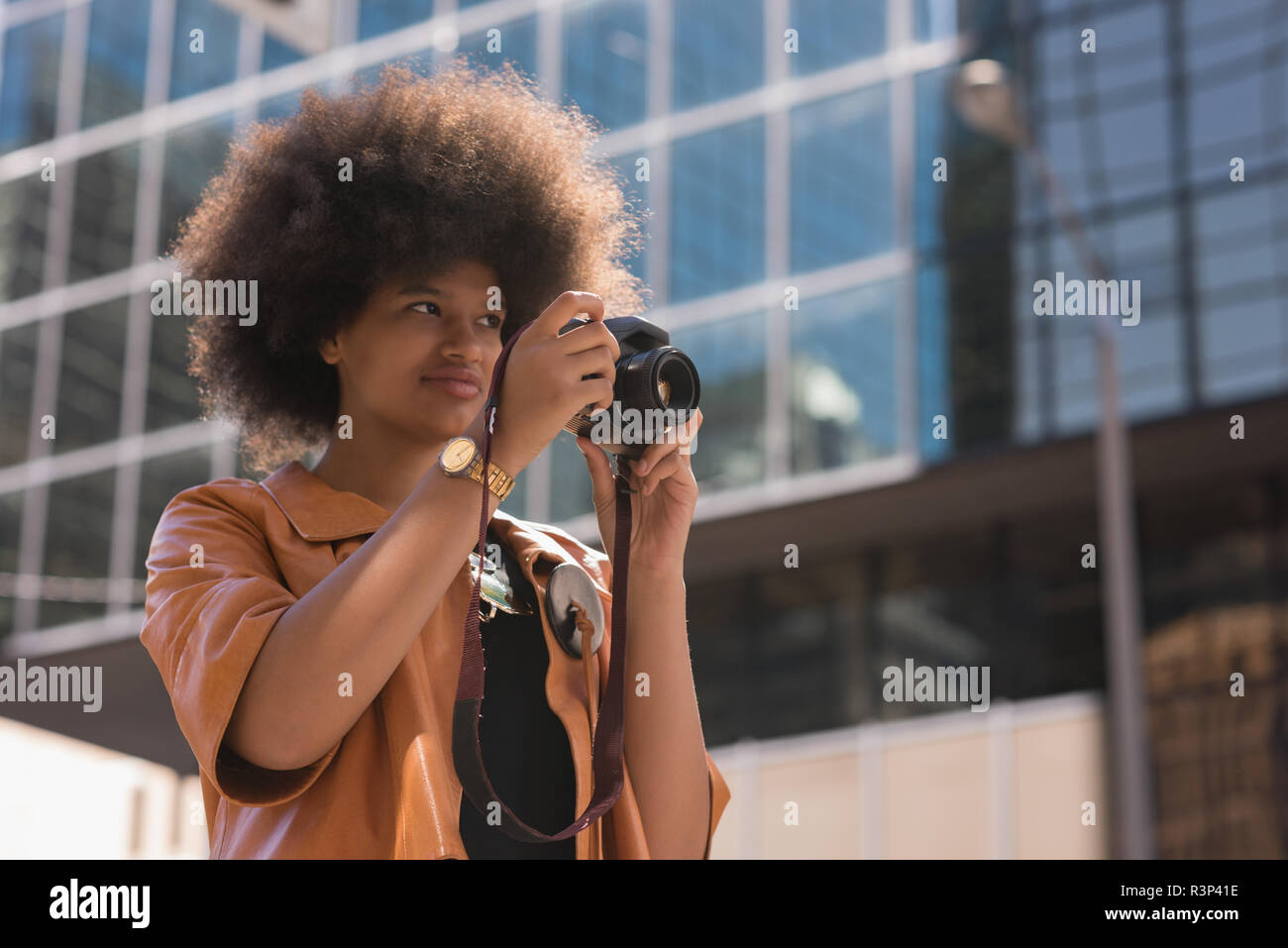 Woman photo camera tourist hi-res stock photography and images - Alamy