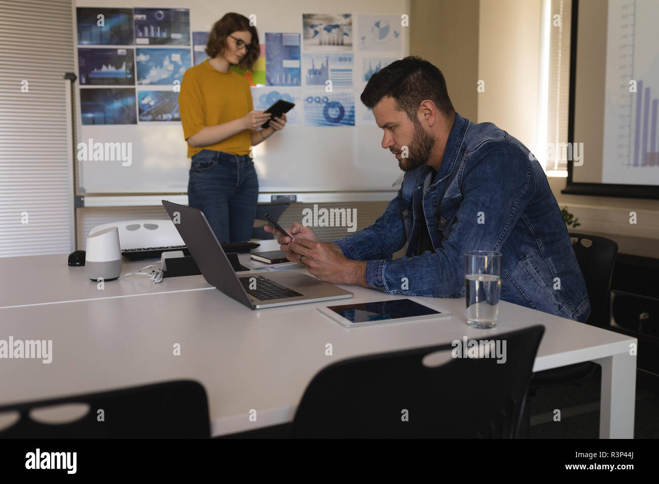 Man using pc mobile office hi-res stock photography and images - Alamy