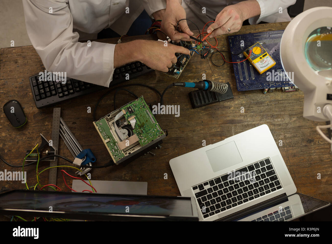 Assembling robot hi-res stock photography and images - Alamy