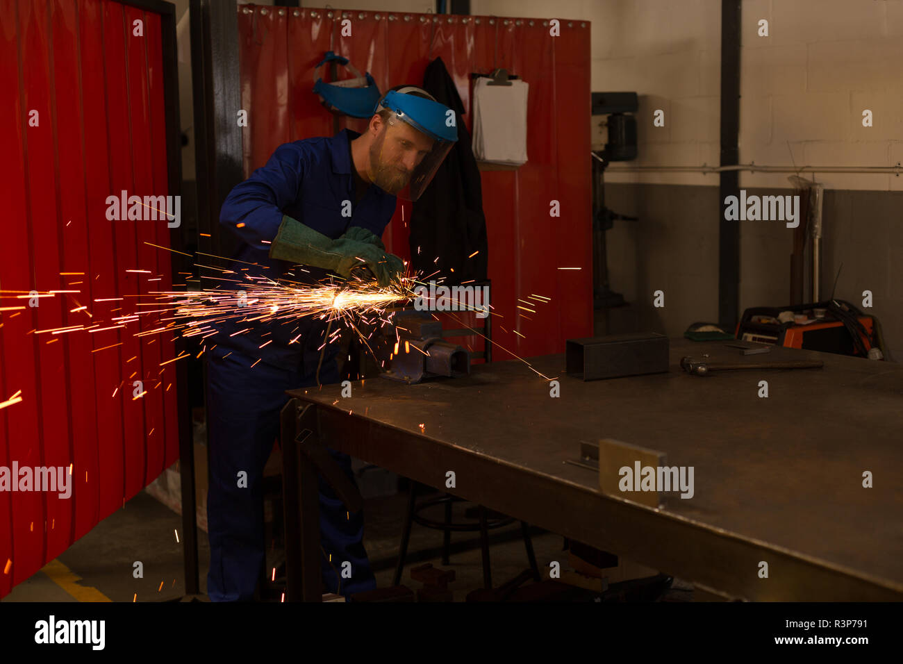 Man using grinding machine hi-res stock photography and images - Alamy