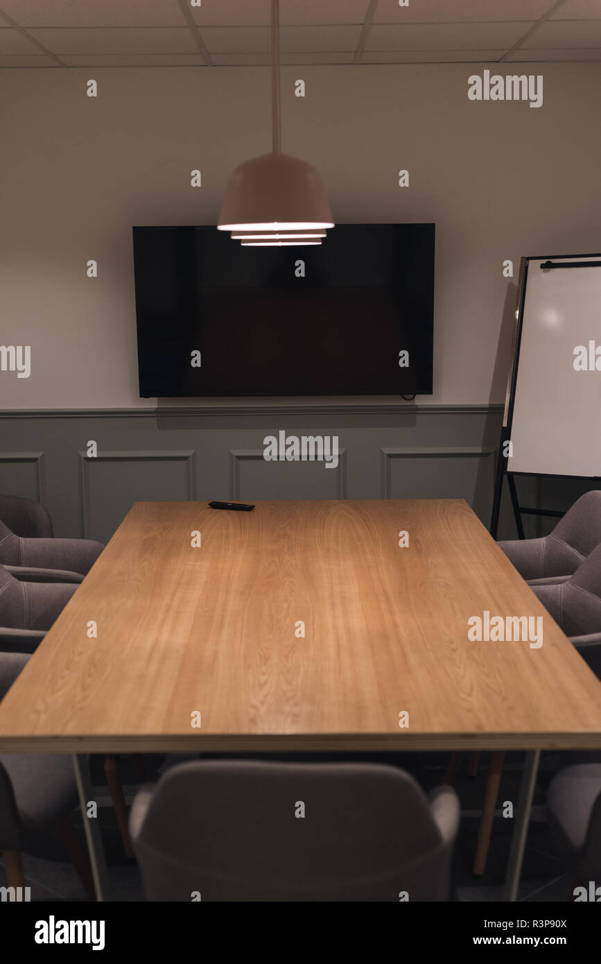Empty small conference room table hi-res stock photography and images ...