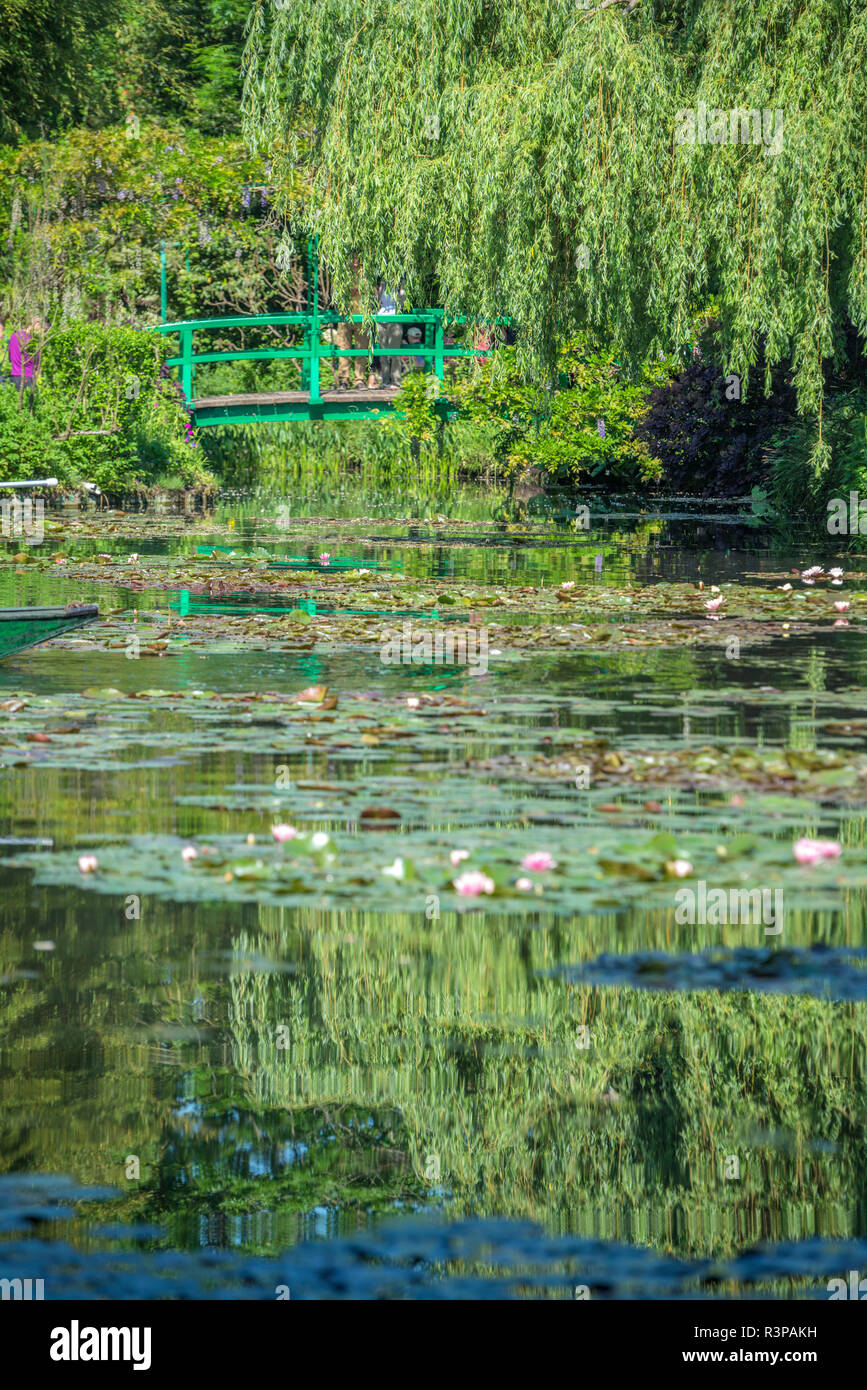 Monet's garden giverny japanese bridge hi-res stock photography and ...
