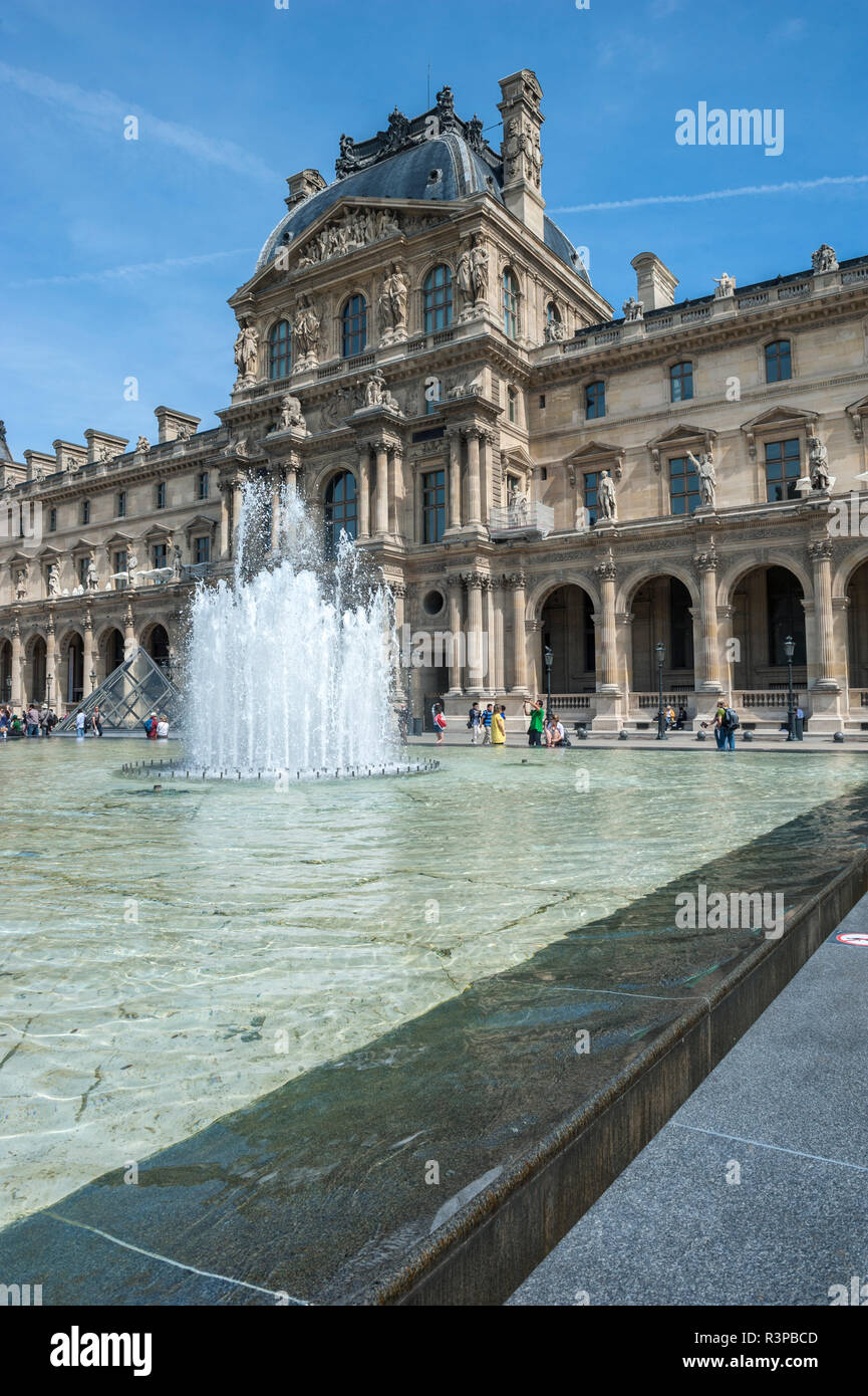 Fountain outside louvre museum hi-res stock photography and images - Alamy