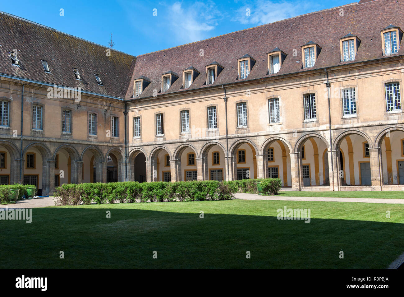 France romanesque courtyard hi-res stock photography and images - Alamy