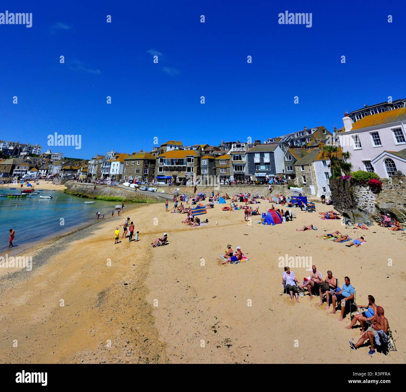 St ives harbour beach hi-res stock photography and images - Alamy