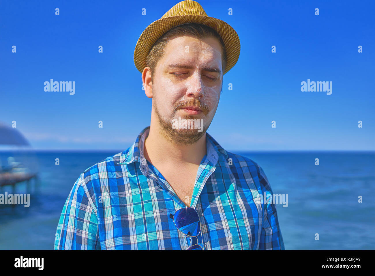 Applying sunscreen beach man hi-res stock photography and images - Alamy