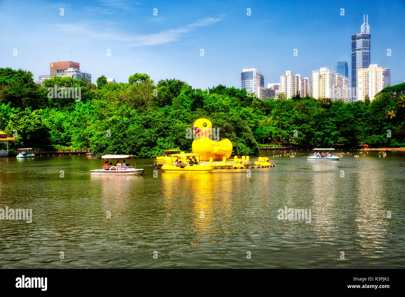 Giant rubber duck hi-res stock photography and images - Alamy