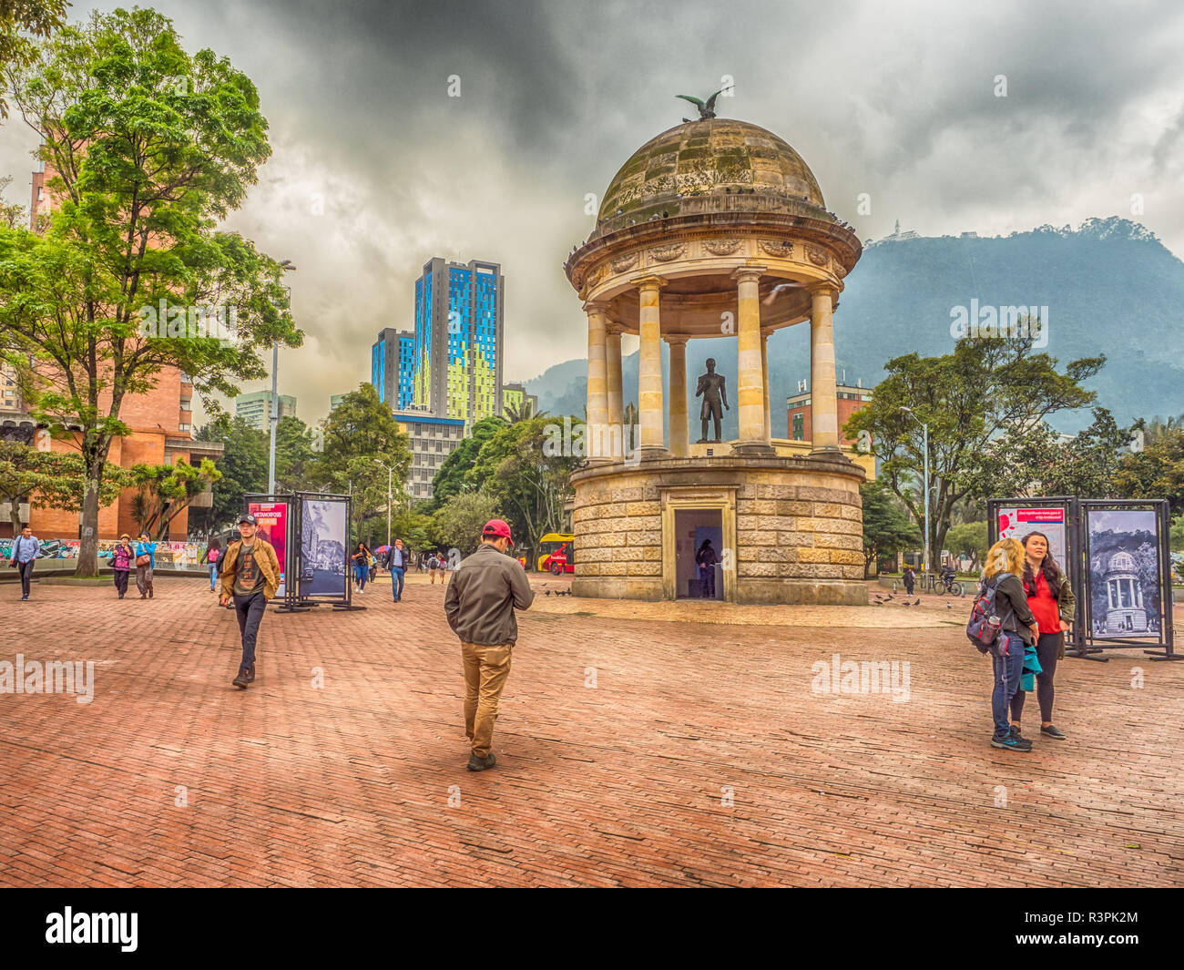 Estatua simon bolivar hi-res stock photography and images - Alamy