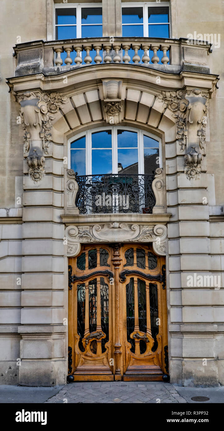Streetscene along the roads of Rue Cler, Paris, France Stock Photo - Alamy