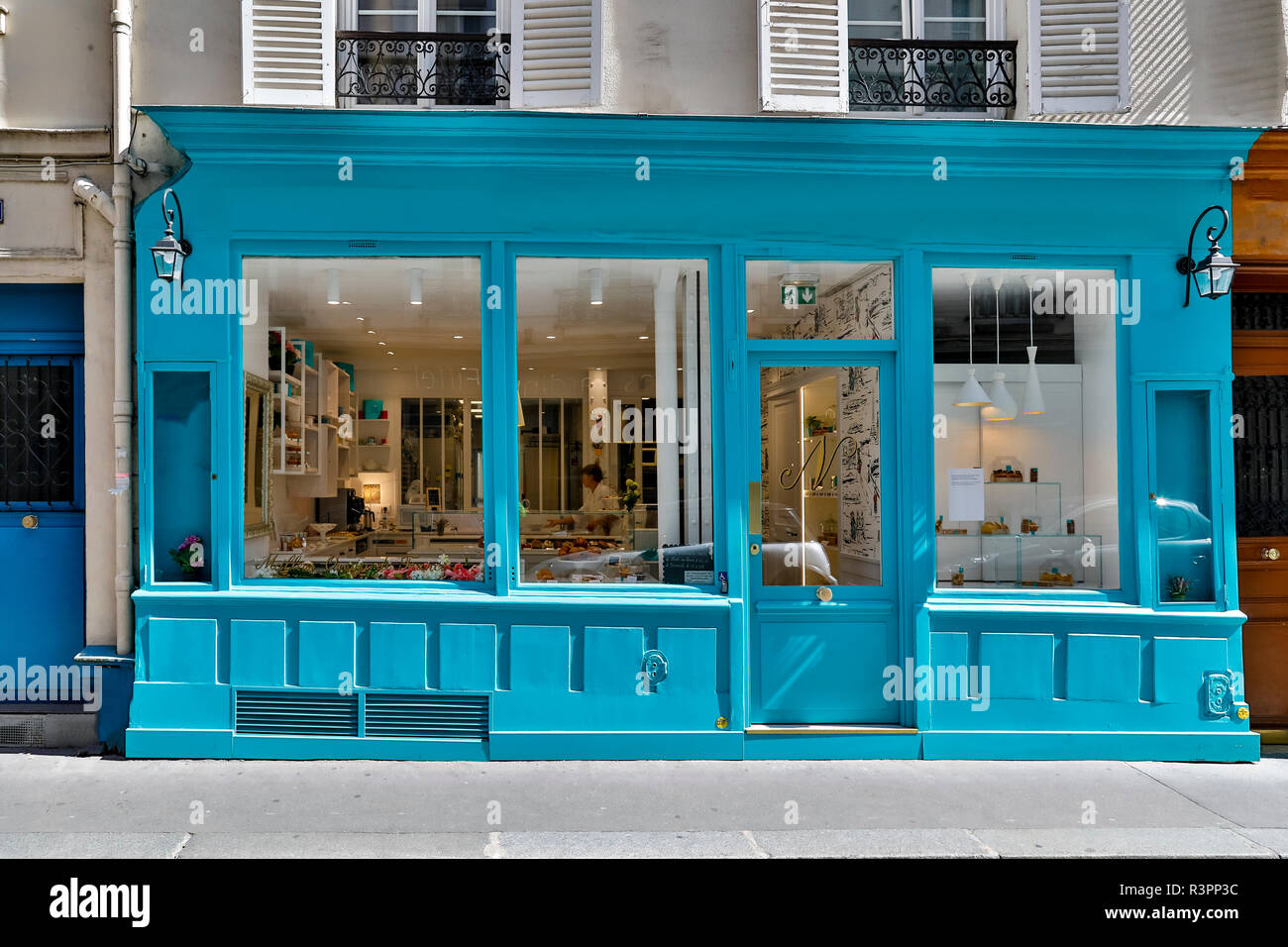 Blue storefront door hi-res stock photography and images - Alamy