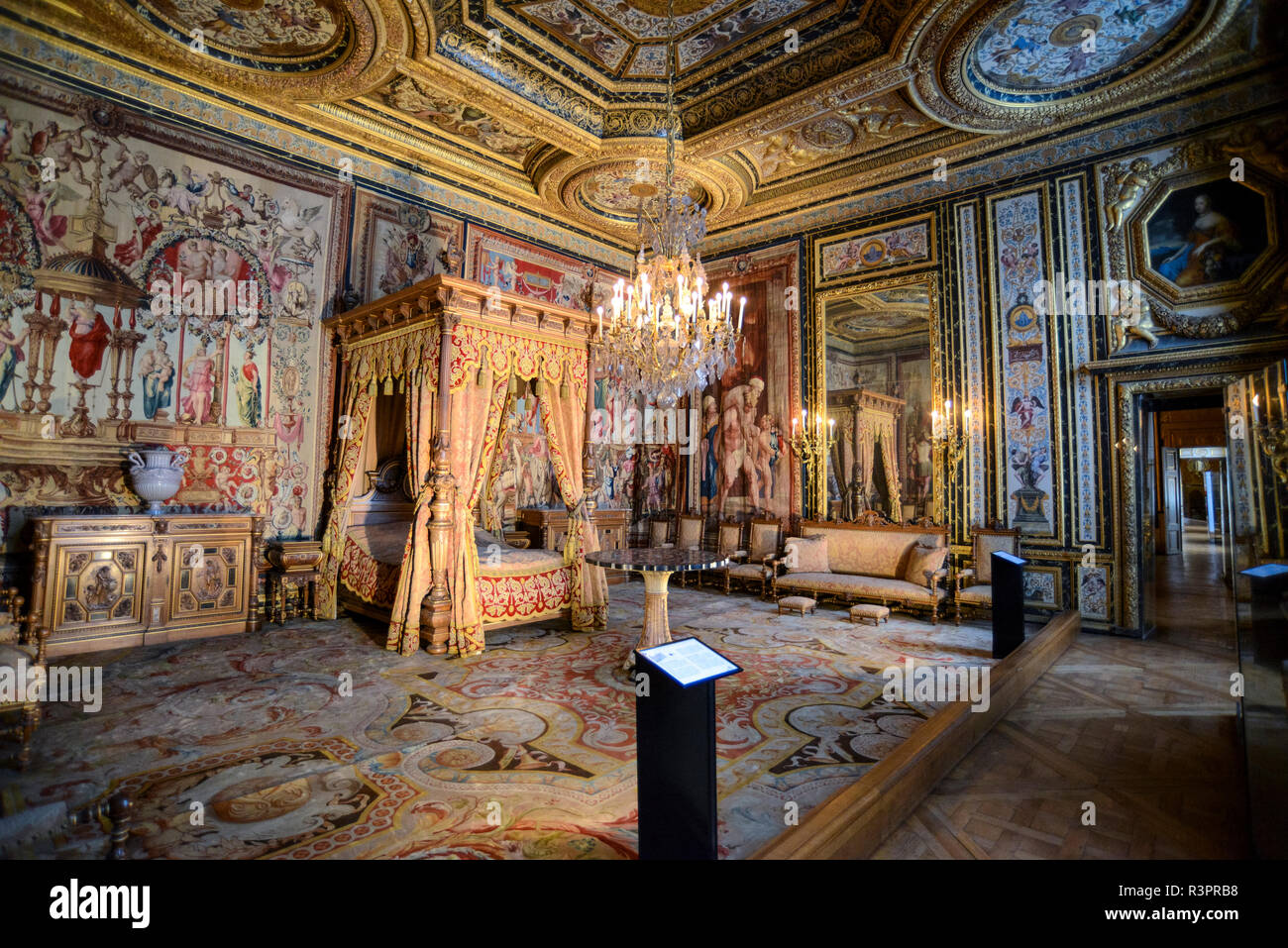 Medieval bed bedroom chamber hi-res stock photography and images - Alamy