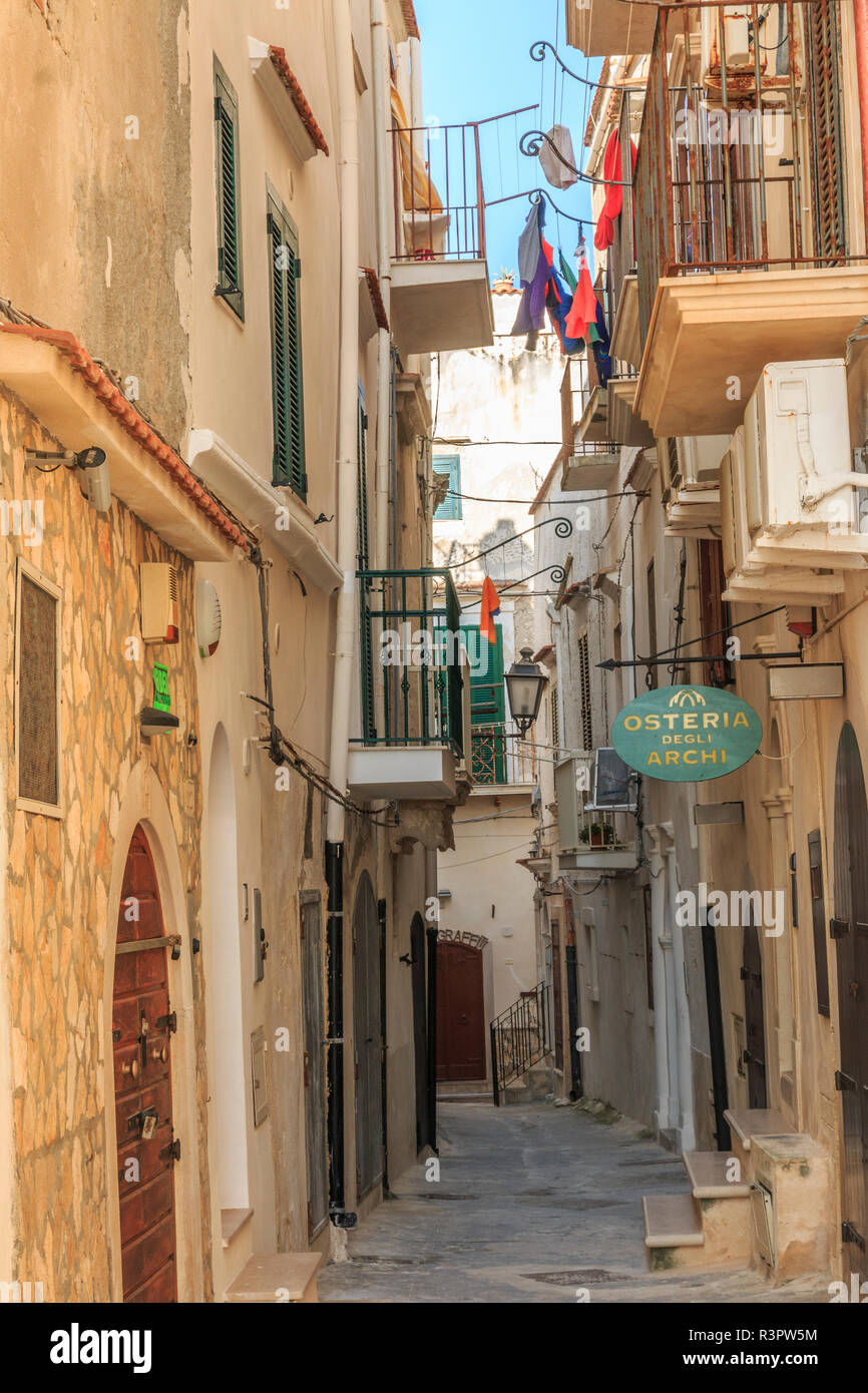 Foggia, Gargano National Park, old-town Vieste. Narrow pedestrian ...