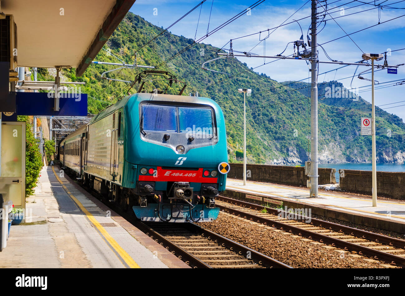 Corniglia railway train station hi-res stock photography and images - Alamy