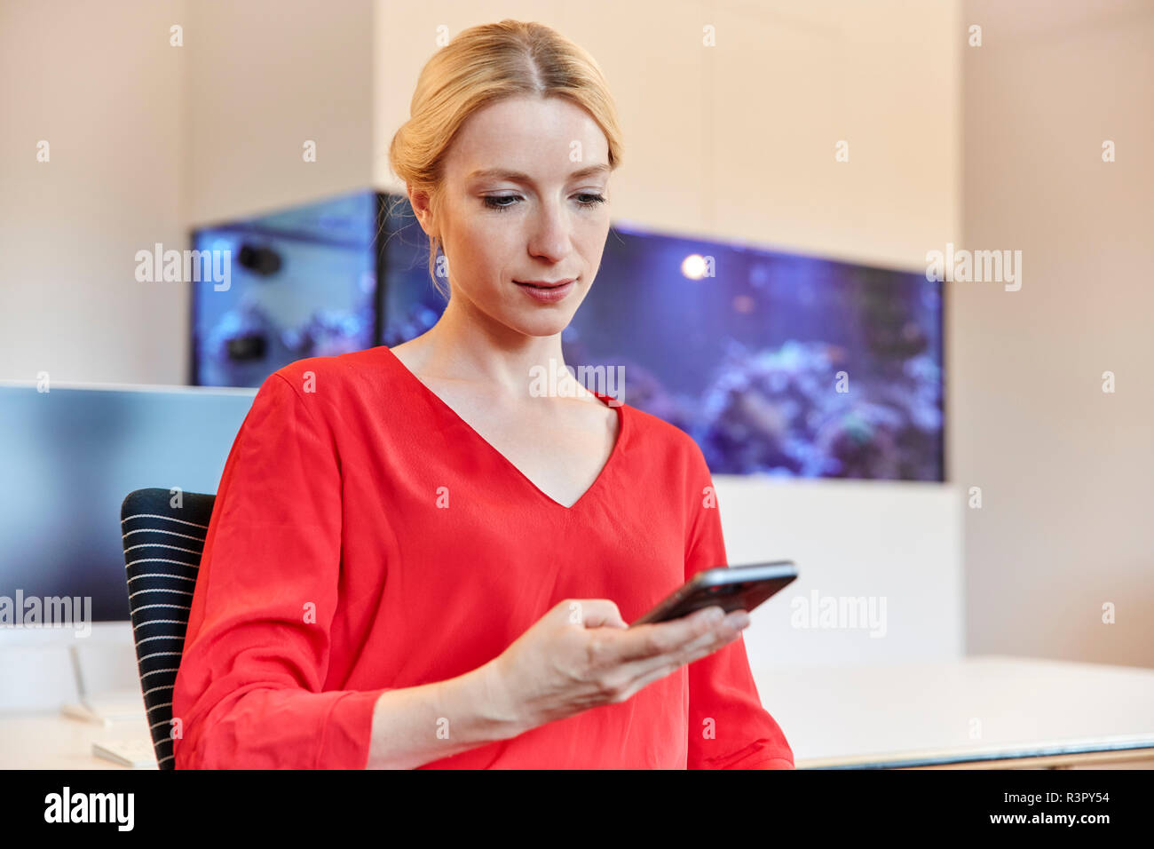 Woman sitting at office desk hi-res stock photography and images - Alamy