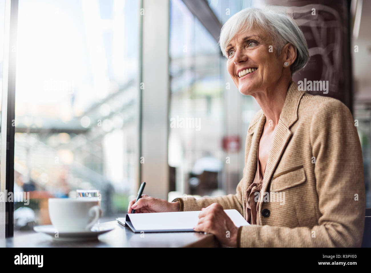 Women taking notes hi-res stock photography and images - Alamy