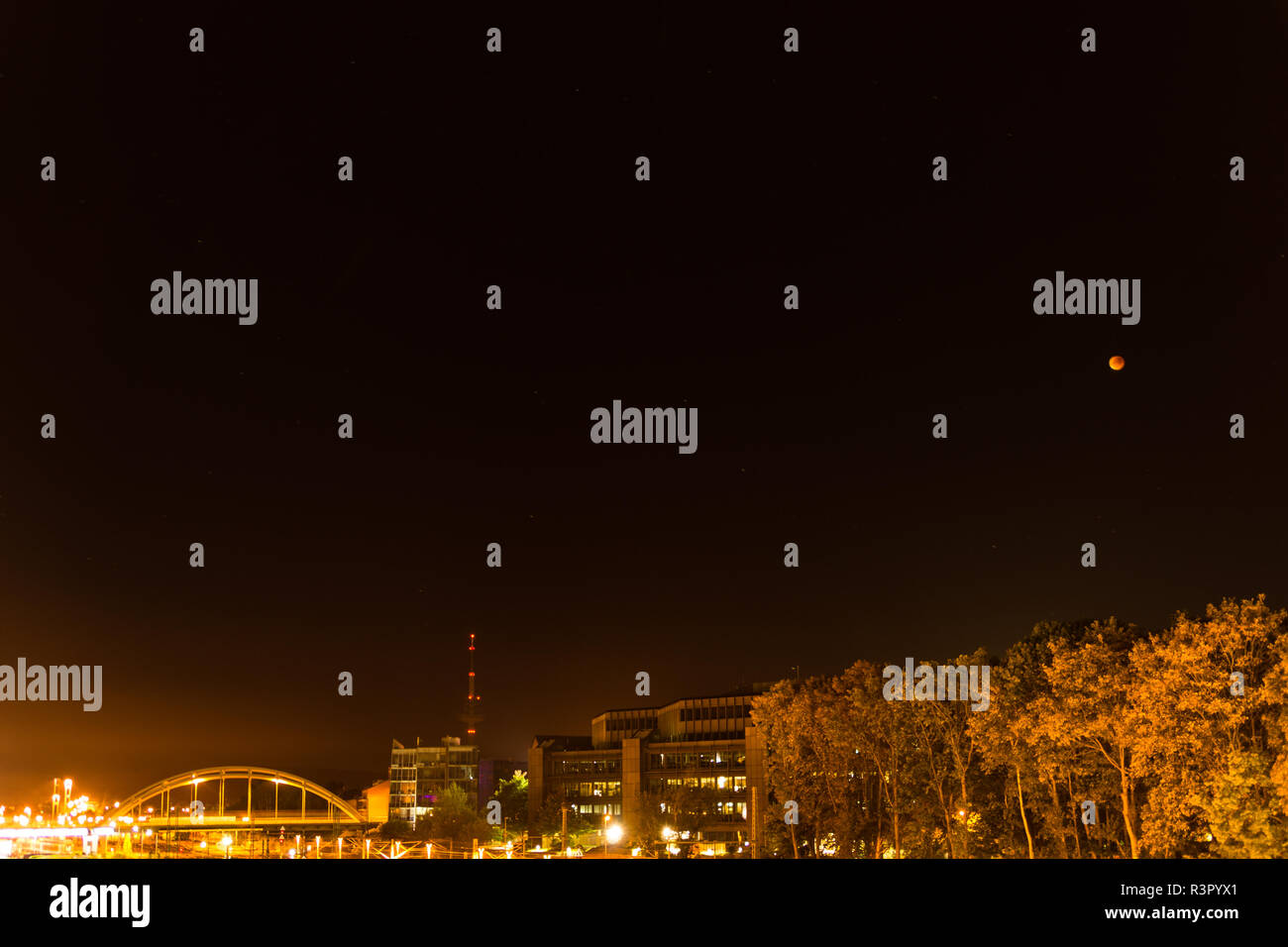 Blood moon over tree hi-res stock photography and images - Alamy