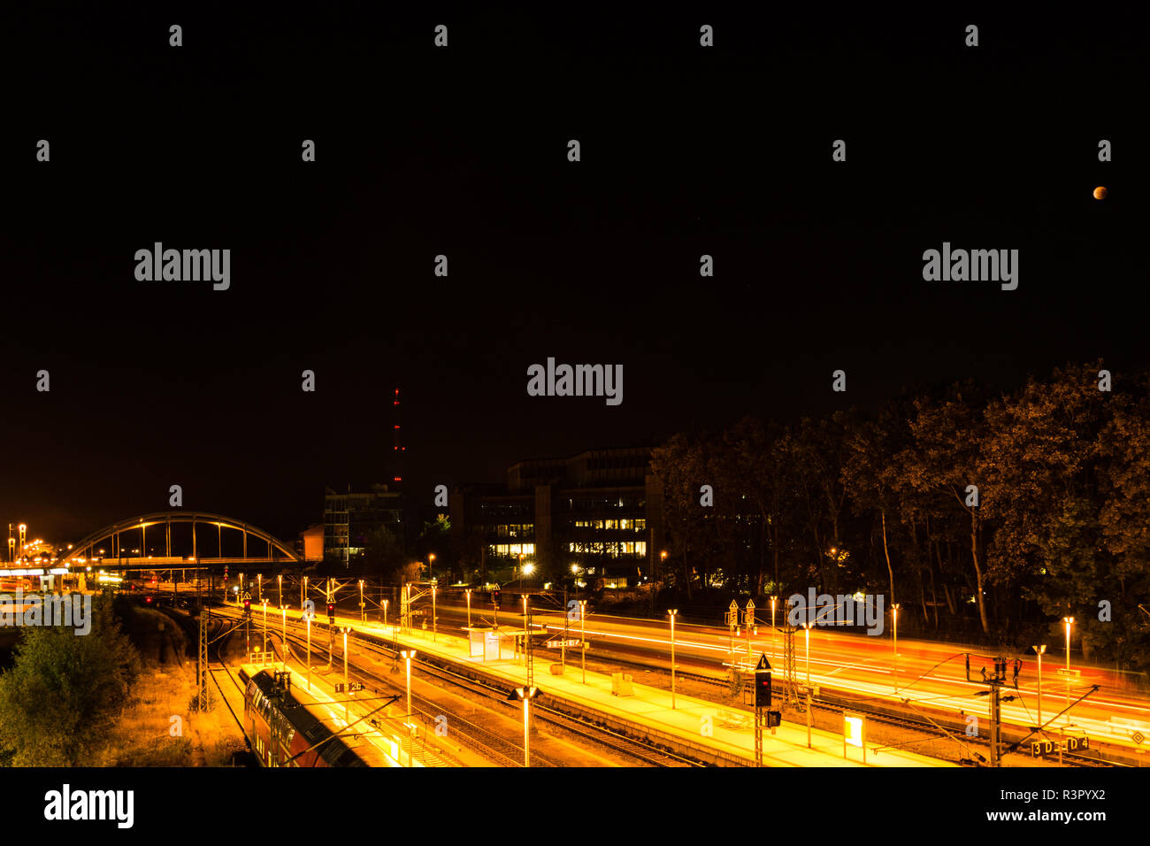 Blood moon over tree hi-res stock photography and images - Alamy