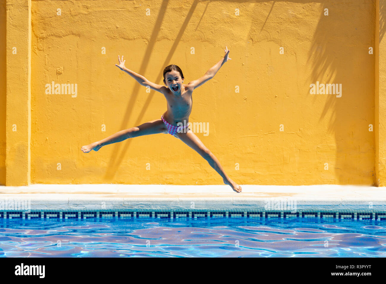 Kids Jumping Into Pool High Resolution Stock Photography and Images - Alamy