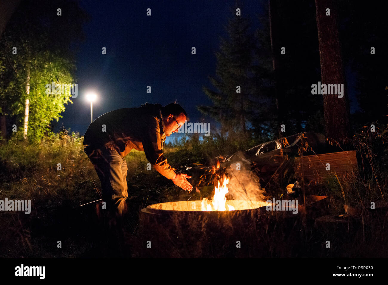 Campfire on ground hi-res stock photography and images - Alamy