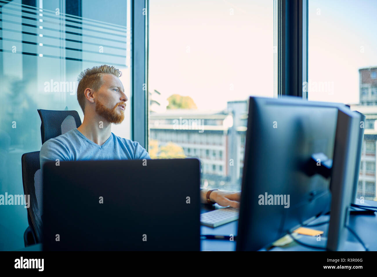 Out of office desk hi-res stock photography and images - Alamy